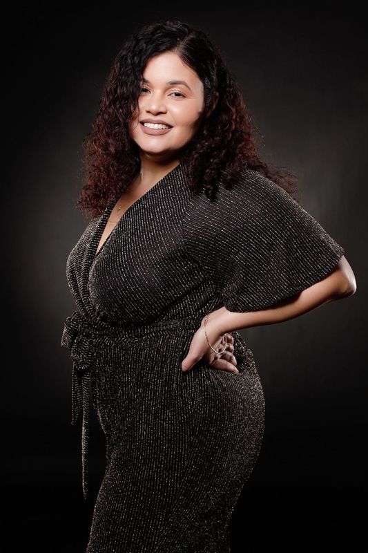 Stacy signed with Maggie INC!! - Maps Studios